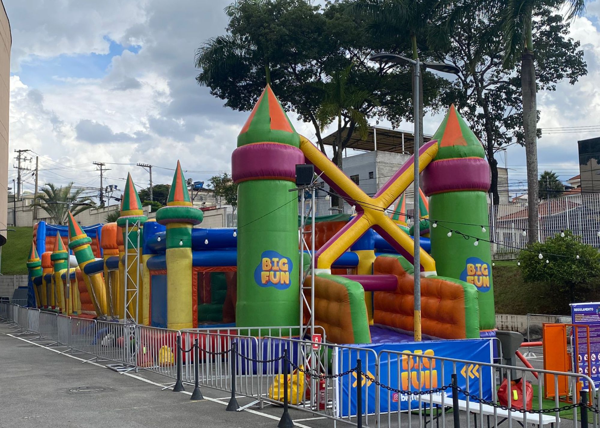 O mundo dos infláveis gigantes desembarca no Santana Parque Shopping ...